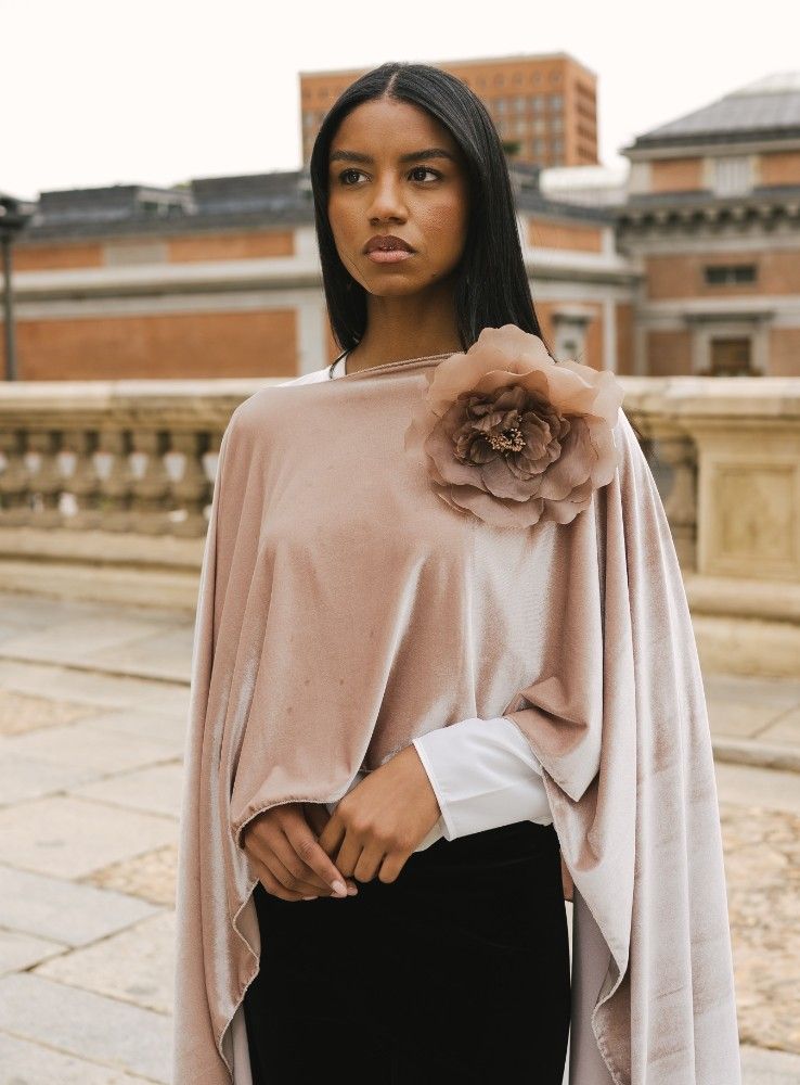 La capa de Zara que promete ser el aliado perfecto en las bodas de este ...