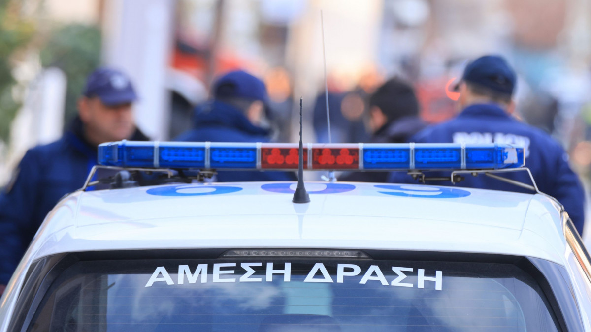 Πρέβεζα: Συνελήφθησαν δύο άτομα που αποσπούσαν με μαγνήτη κινητά από ...