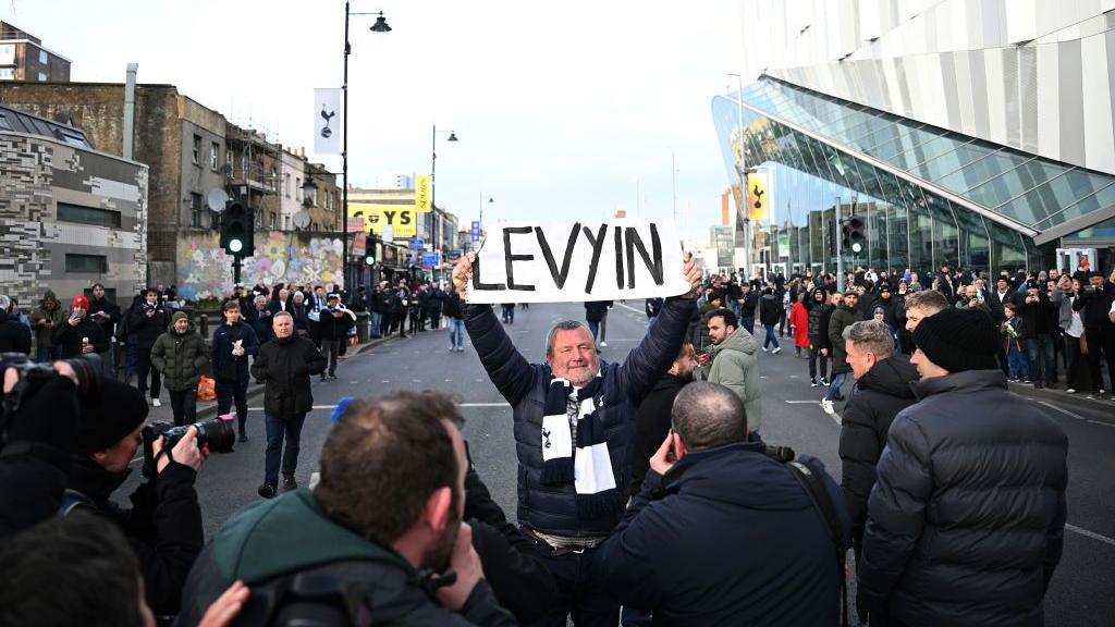 Tottenham fan group protests against Levy and owners