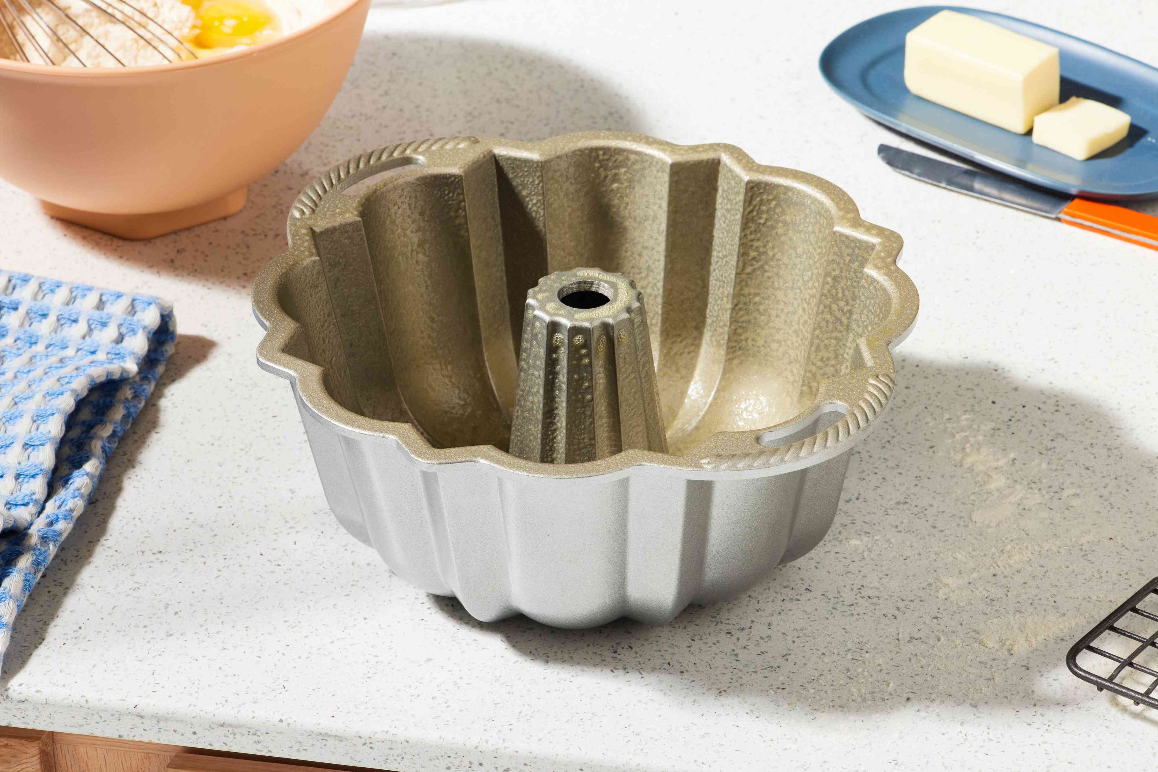 How To Grease And Flour Cake Pans