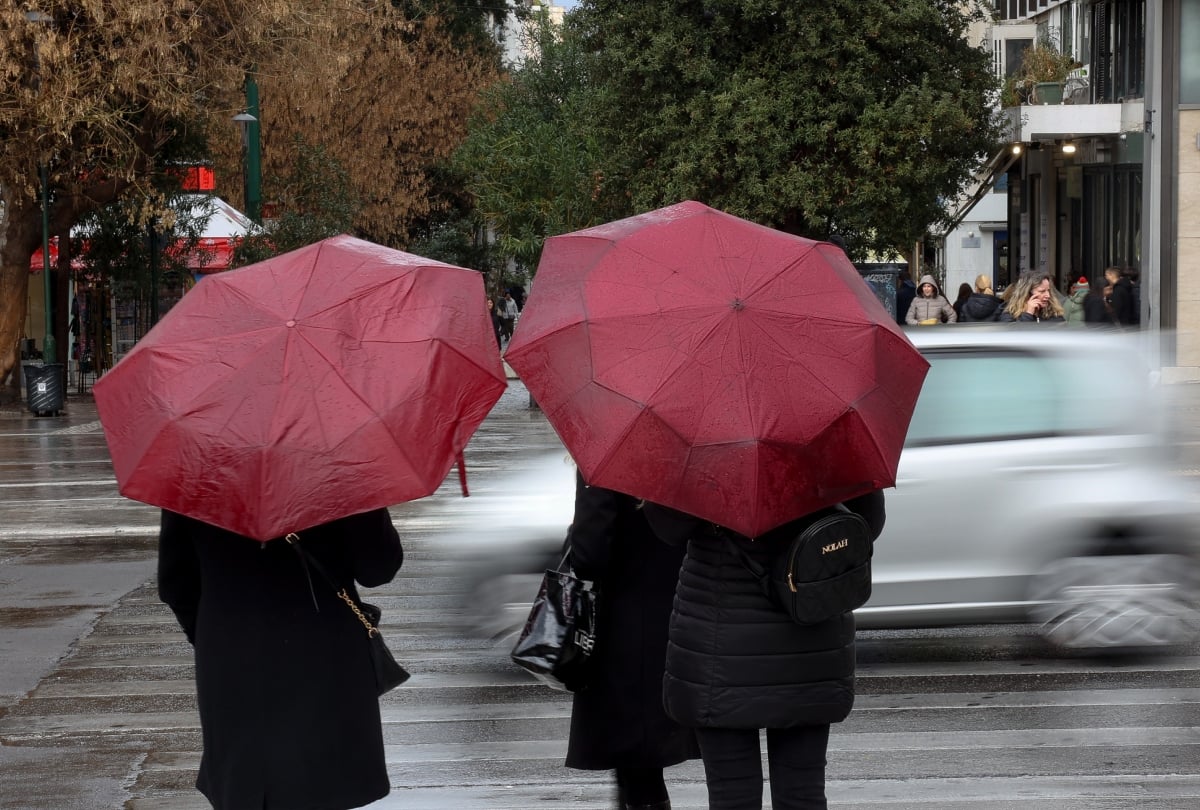 Σε βροχερό κλοιό παραμένει η χώρα - Επιμένουν οι καταιγίδες στην Αττική