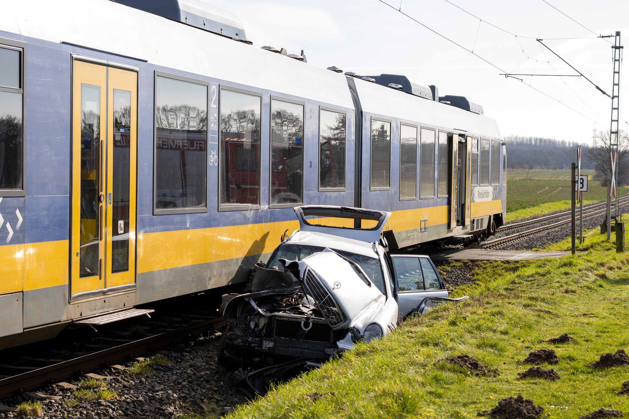 Zug erfasst Auto - 85-Jähriger in Lebensgefahr