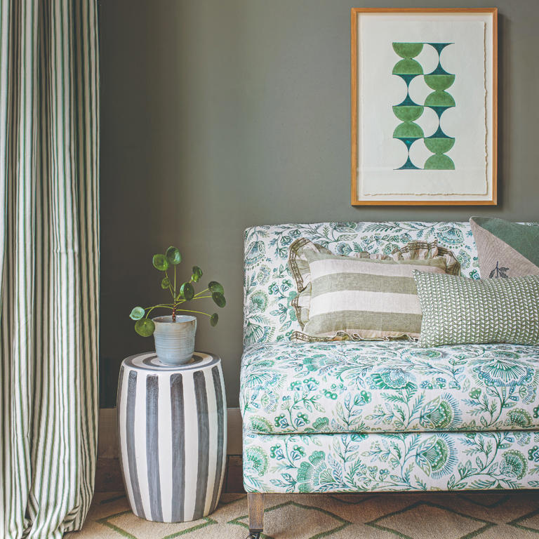 How to use curtains to make a small living room look bigger – interior ...