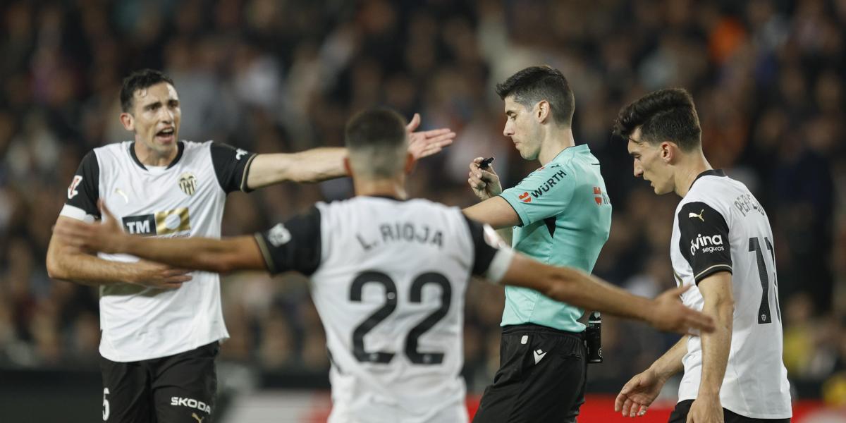 El Valencia alza la voz en X: "Respetamos a los árbitros, pero esto es ...