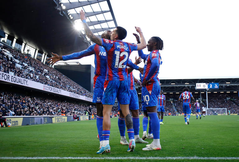 Golazo de Daniel Muñoz al Fulham descresta en Inglaterra: celebra Crystal Palace