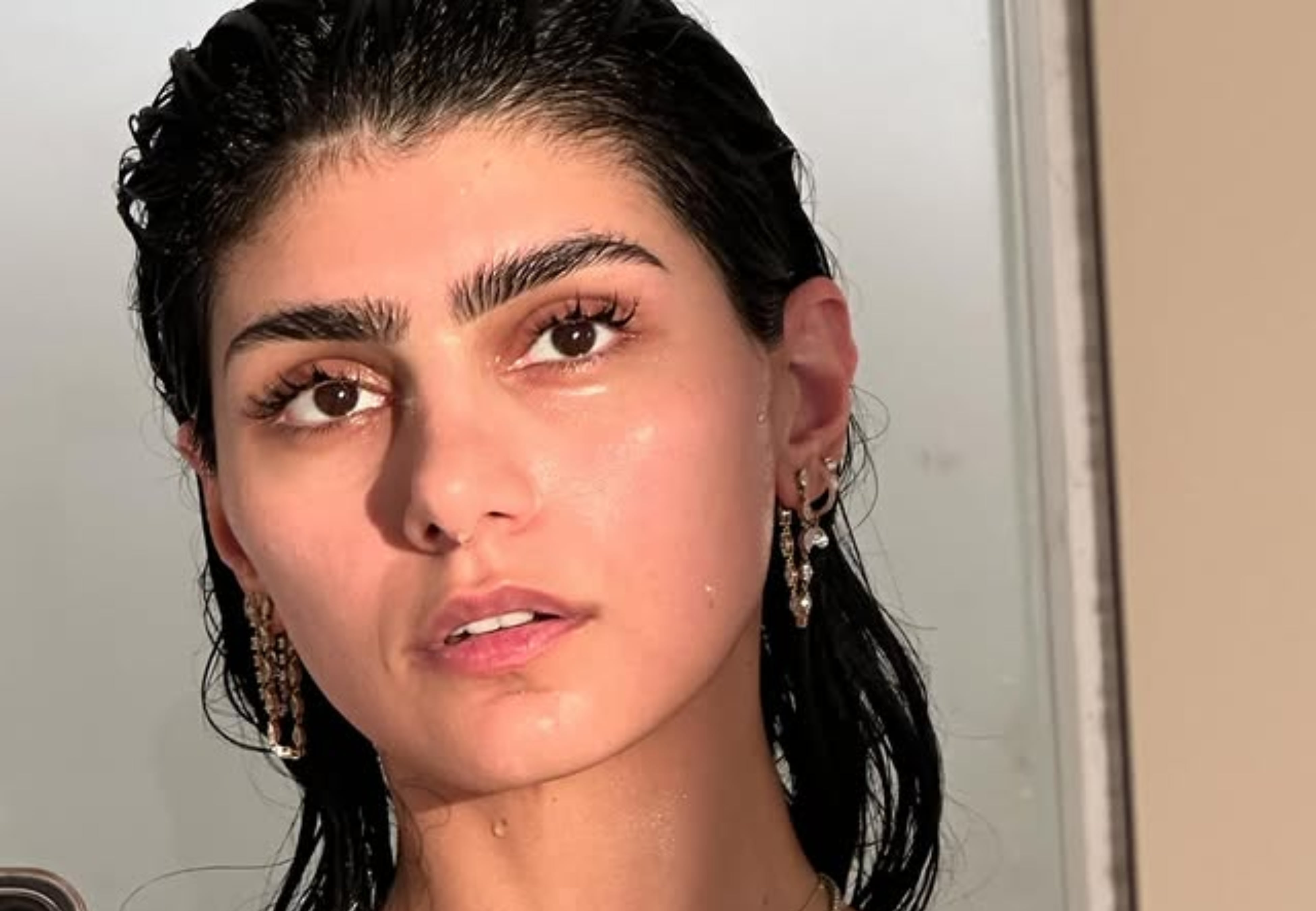 ¡Al límite de la censura! Mia Khalifa desfiló sin corpiño y dejó sin ...