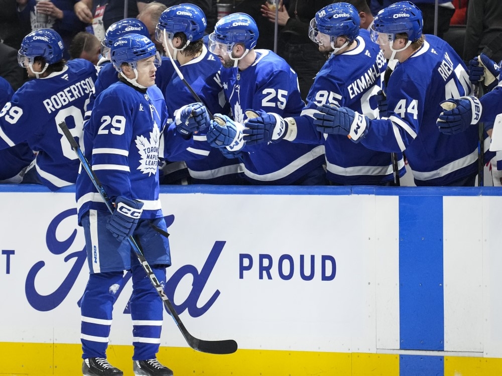 Maple Leafs pile it on early, hold off Hurricanes for victory