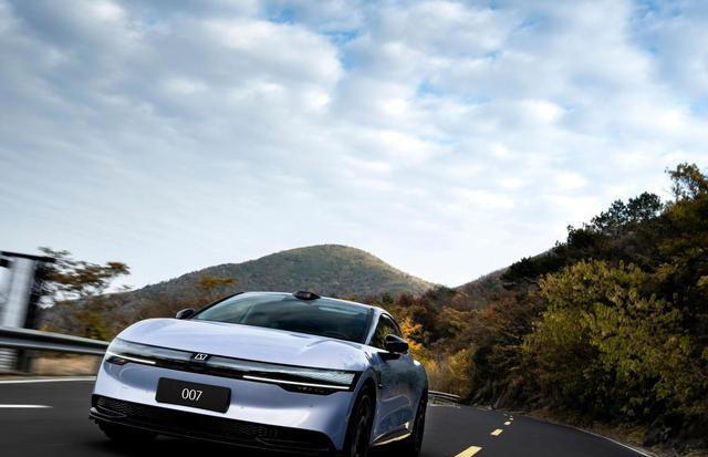 从驾驶到座舱：2025款极氪007与智己L6的全方位智能体验