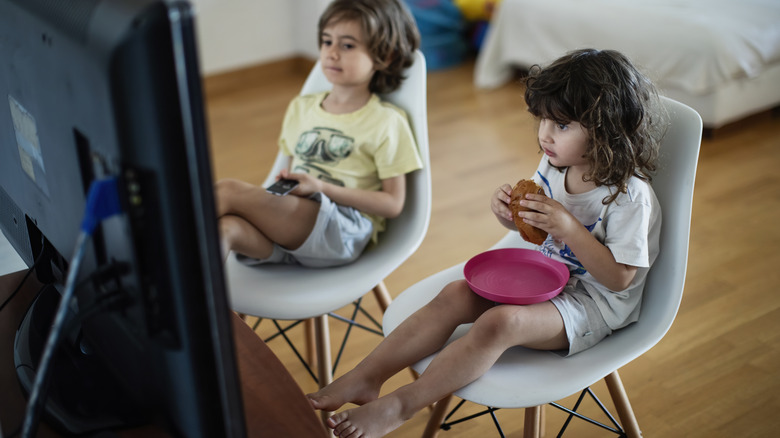 Is It So Bad To Eat Dinner In Front Of The TV?