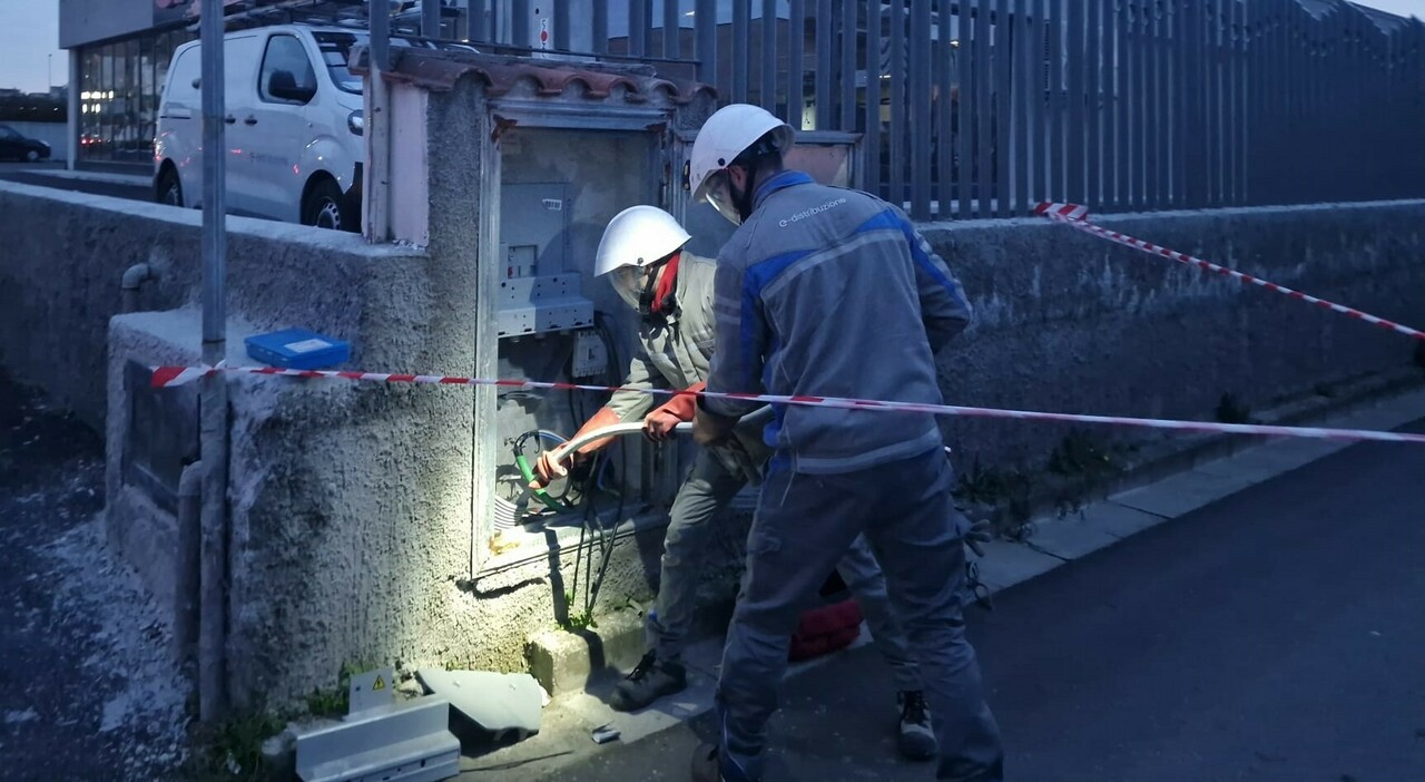 Napoli, truffa all'Enel: per nasconderla danno fuoco a 77 contatori
