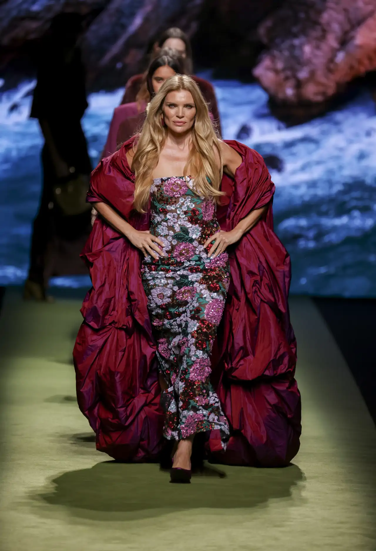 Esther Cañadas abre el desfile de Lola Casademunt by Maite en la ...