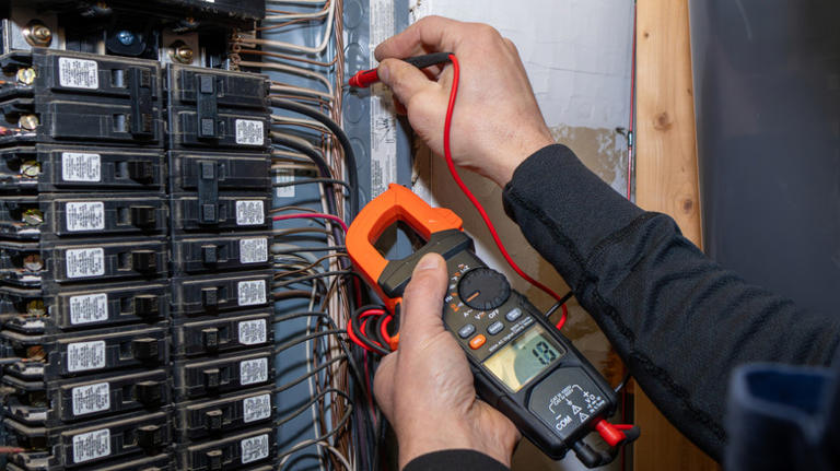 Warning Signs That Your Circuit Breaker Is Bad (And How To Fix The Issue)