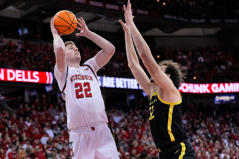 Wisconsin center Steven Crowl makes history in win over Washington
