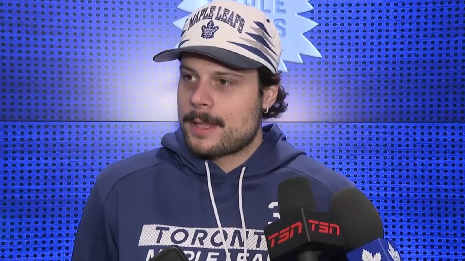 Auston Matthews mocks reporter over ridiculous question.