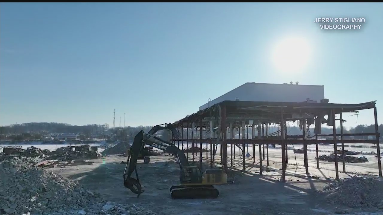 Crews continue progress on Shenango Valley Mall demolition