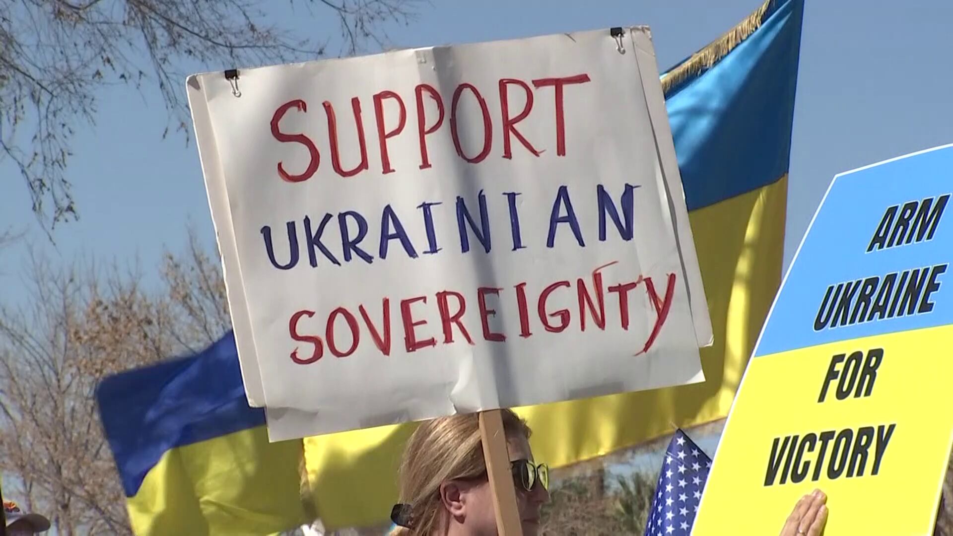 Ukraine supporters rally in Phoenix as negotiations to end the war continue