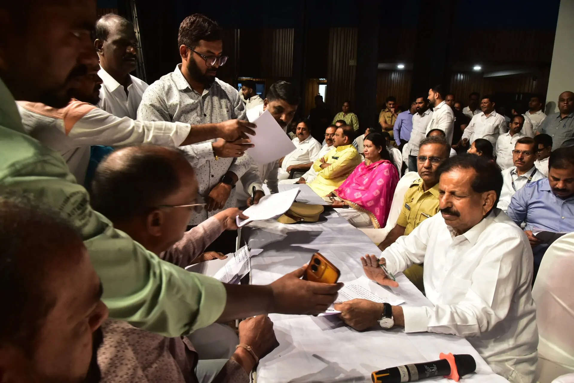 Ganesh Naik's 'janata darbar' in Shinde's stronghold sparks political ... Ganesh Naik's 'janata darbar' in Shinde's stronghold sparks political ...