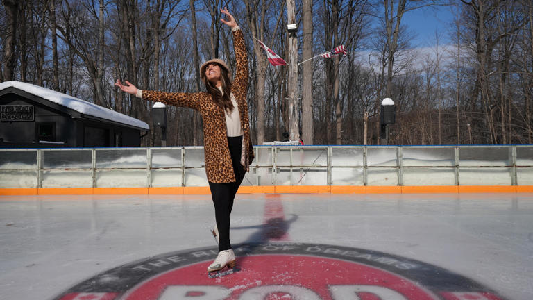 Patinoire de rêve : un couple construit une patinoire digne de la LNH ...
