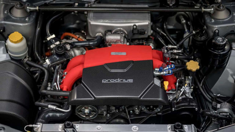 Este Prodrive P25, un raro restomod del Subaru Impreza 22B, está en venta