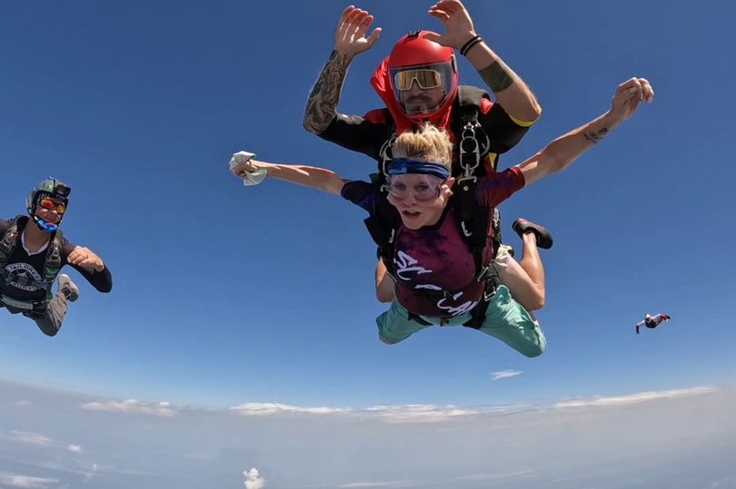 Mum jumps 14,000ft from plane in daring tribute after skydiver son dies ...