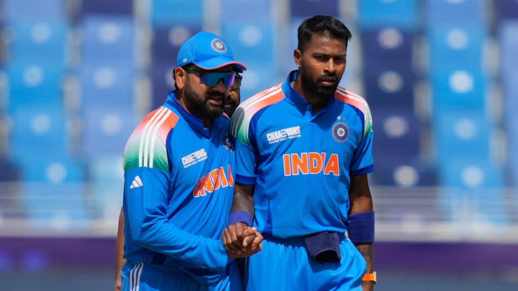 IND vs PAK: Rohit Sharma suffers hamstring injury scare, struggles to ...