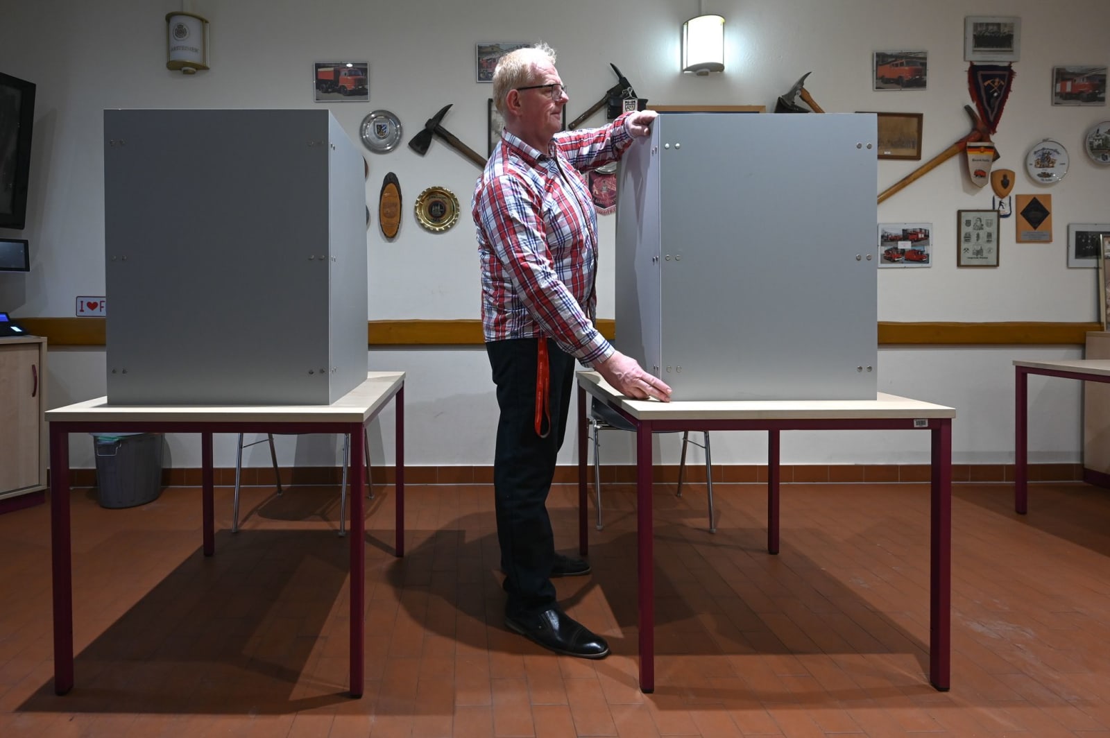 Polling stations open nationwide in crucial German elections