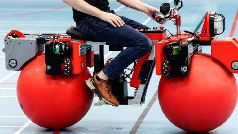 La extravagante moto eléctrica que se mueve sobre esferas en lugar de ...