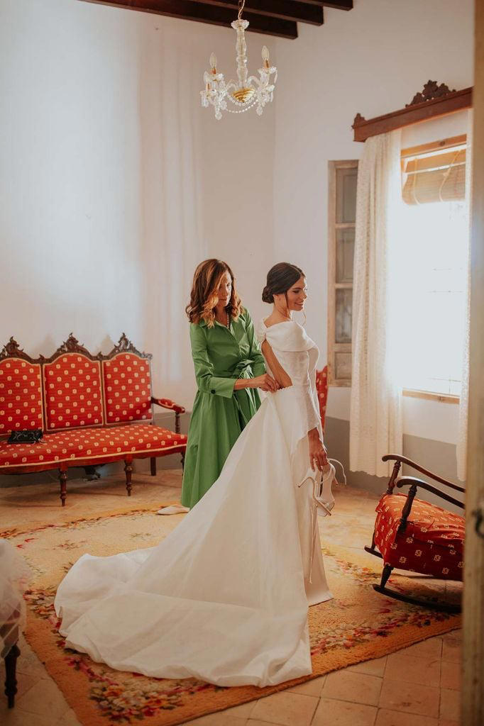 La boda en Elche de Raquel, la novia con el vestido de mangas de ángel ...