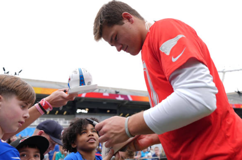 Hunter Henry & Austin Hooper –The Veterans Who Helped Drake Maye Adjust ...