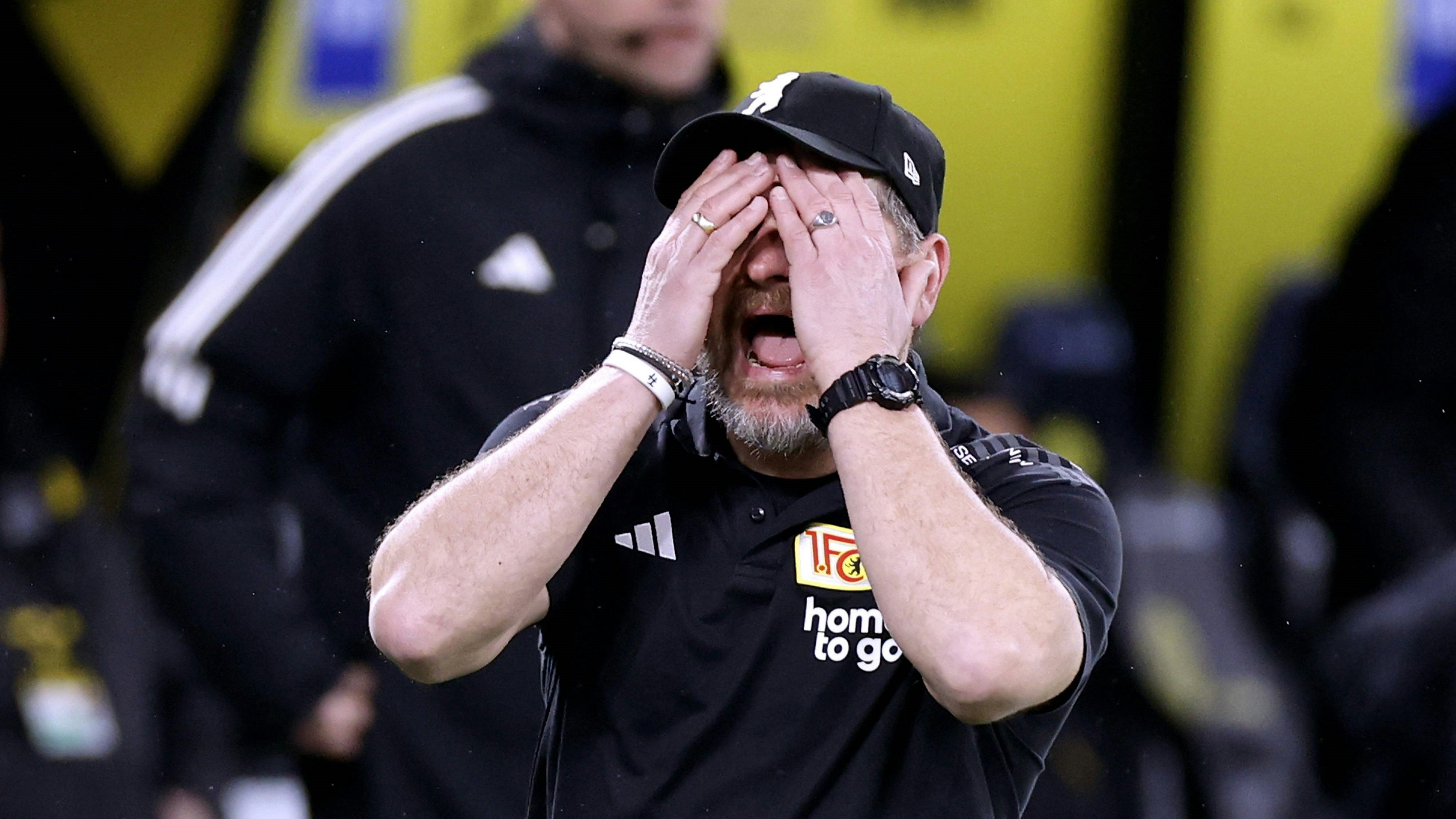 Reporter unterbrochen: Angefressen im Interview: Baumgart nach 0:6 ...