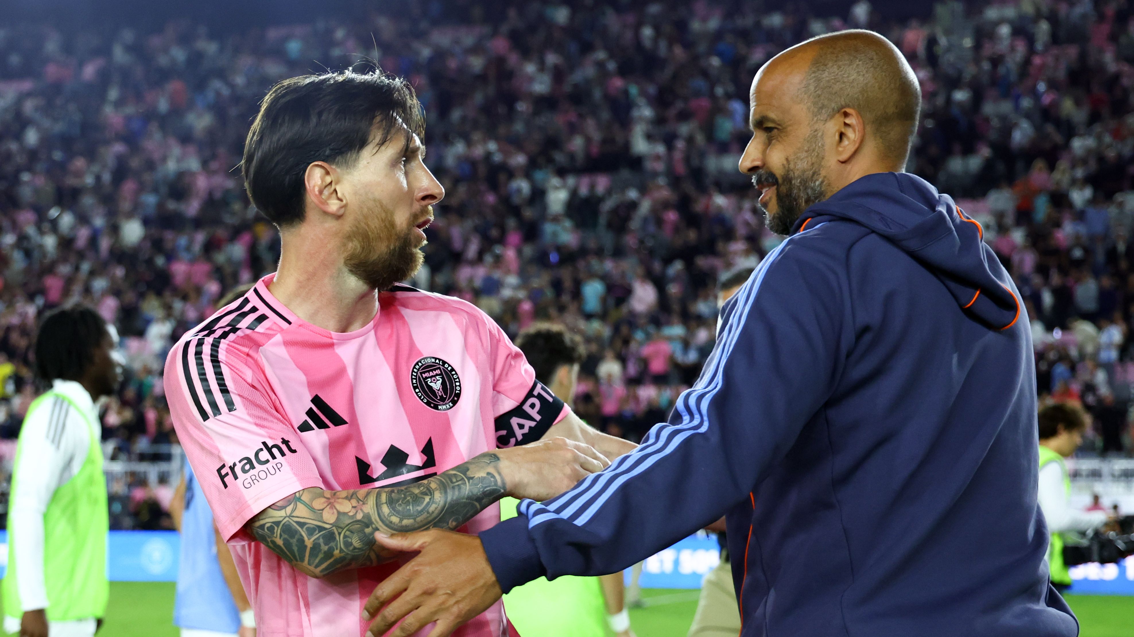 Lionel Messi zit Pascal Jansen nadrukkelijk dwars bij debuut