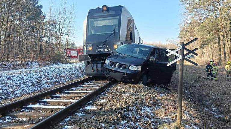 Groźny wypadek na przejeździe kolejowym. Kierowca zignorował znak STOP