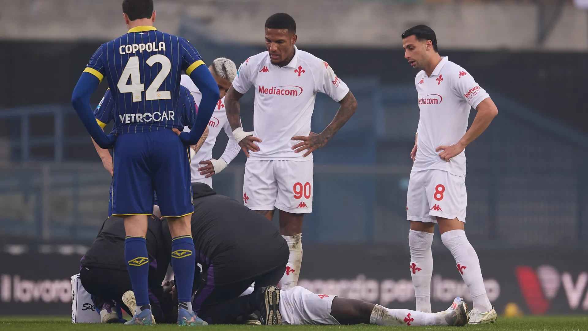 Jogador cai inanimado após arrepiante choque na cabeça