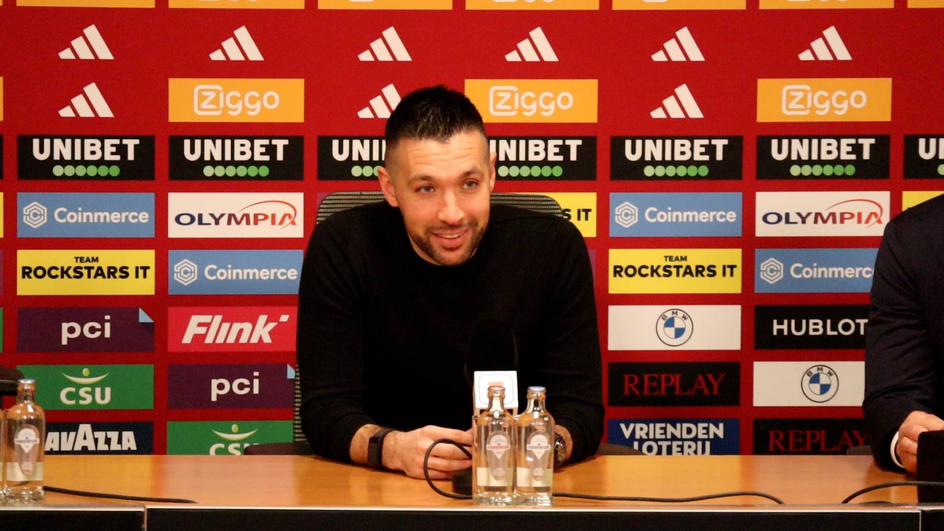 Kampioensliederen bij Ajax, Farioli reageert: 'Ik versta het niet, dus...'