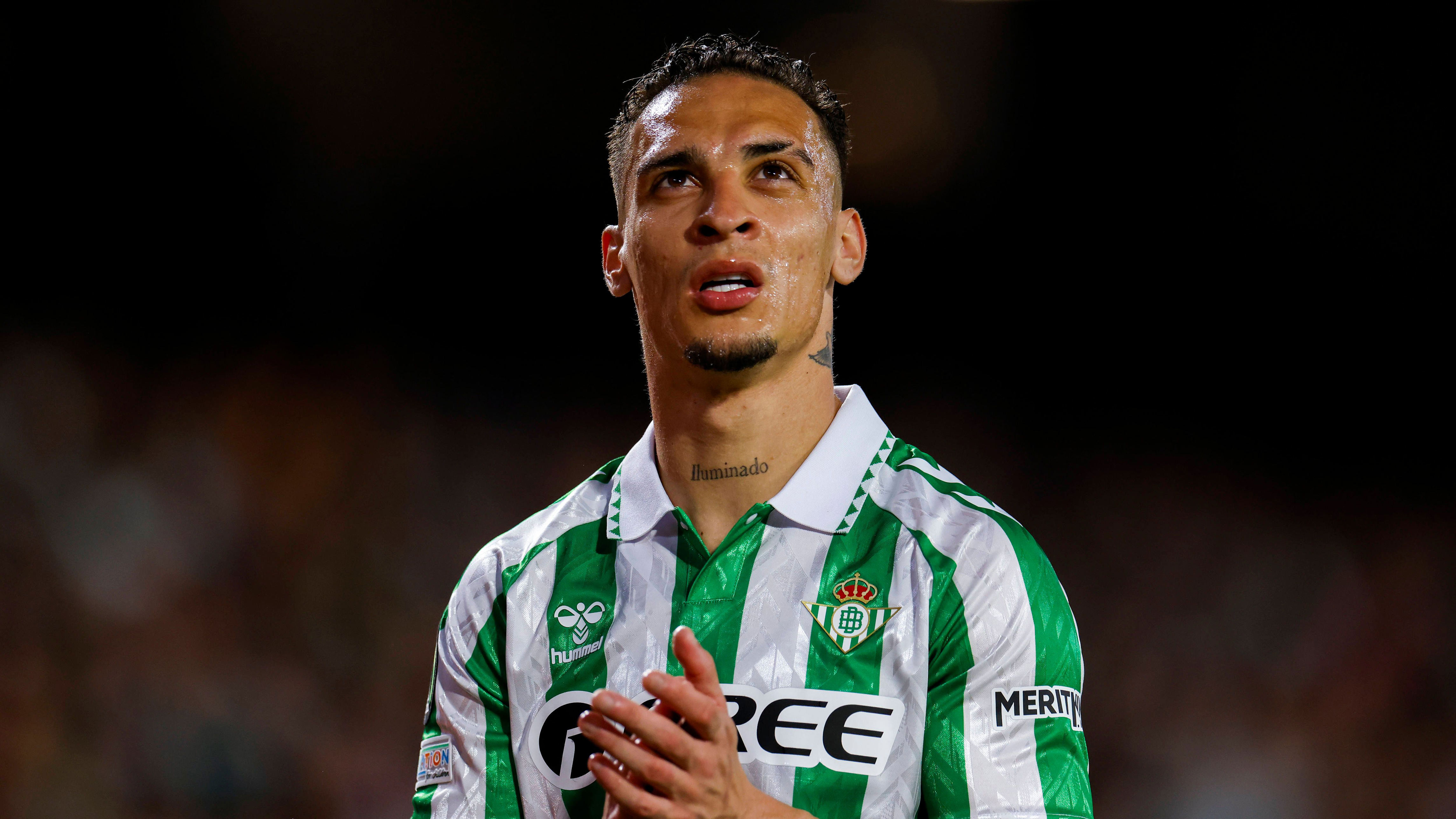 Antony levert schitterende assist en pakt na aanslag van achteren ...