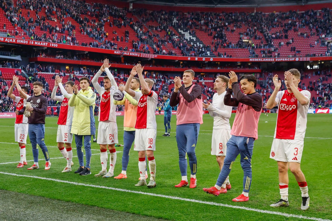 Perez adviseert Ajax zich nog niet rijk te rekenen: 'Maar PSV is aan zet'