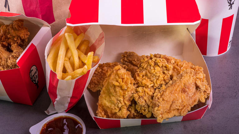 The Cooking Method KFC Uses For Its Extra Crispy Chicken