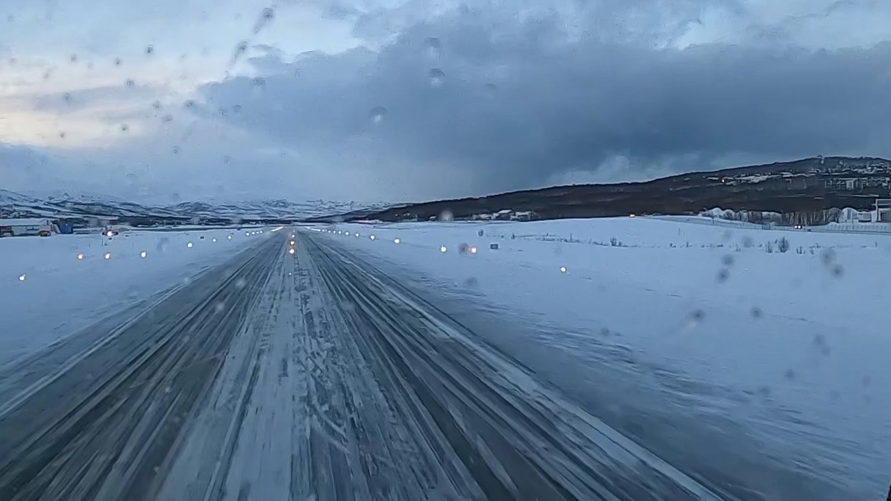 Takeoff on Slippery Rwy | Just Planes