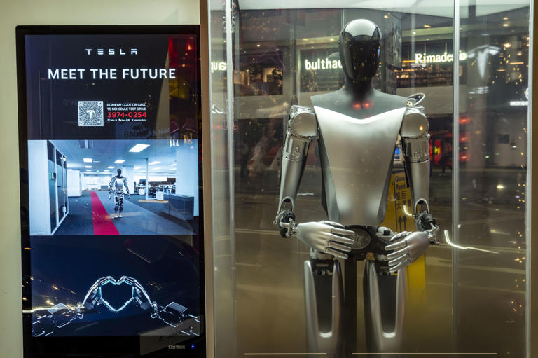Silicon Valley is going all in on humanoid robots. Making them a ...