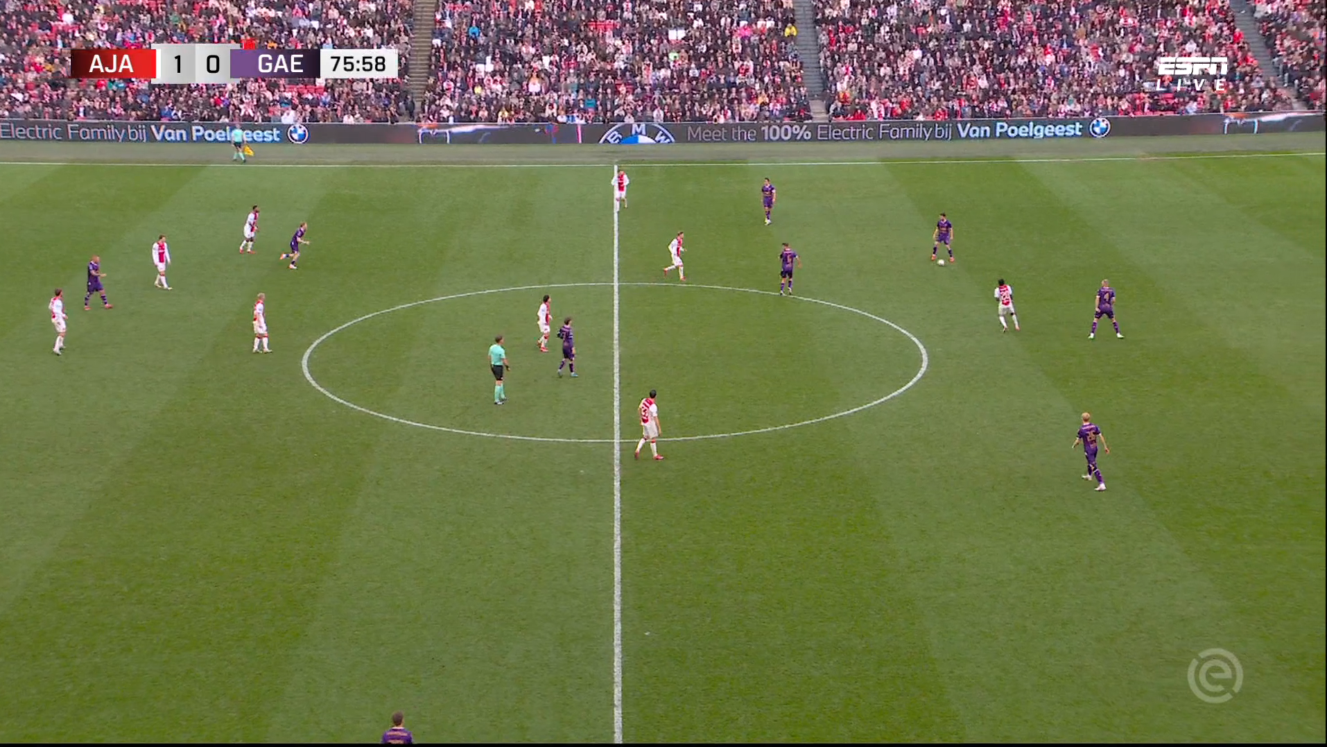 Kijkers Ajax - Go Ahead Eagles storen zich massaal aan dezelfde persoon