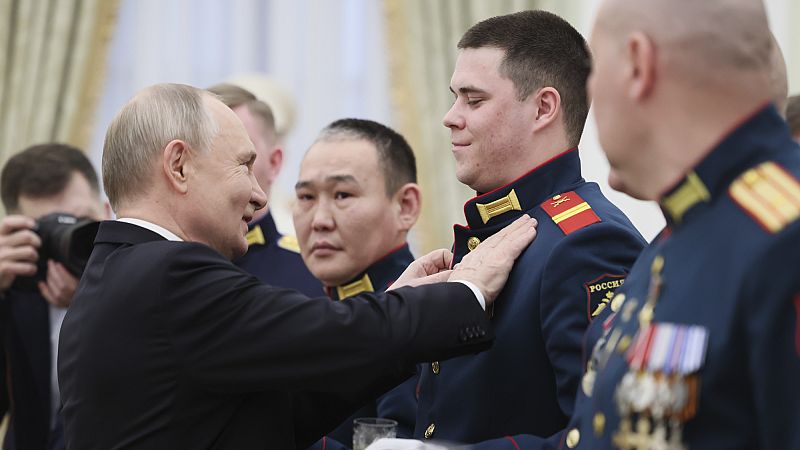 Vladimir Putin praises soldiers fighting in Ukraine for 'defending the ...