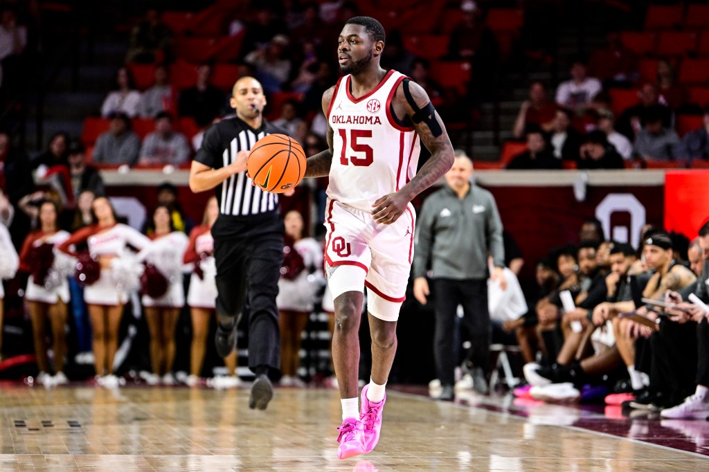 Oklahoma’s Duke Miles shatters teeth diving for ball in frightening scene