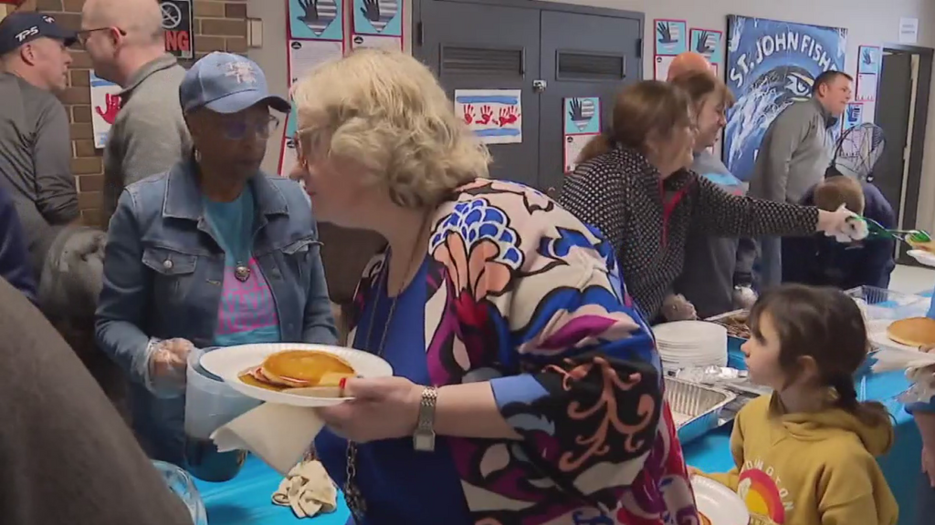 Crowd turns out for breakfast to raise funds for Chicago Police ...