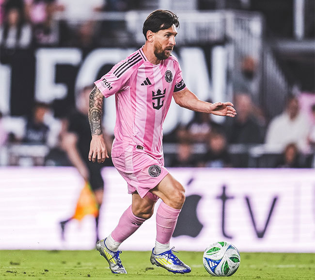 Messi mắng trọng tài, túm gáy trợ lý HLV đối thủ