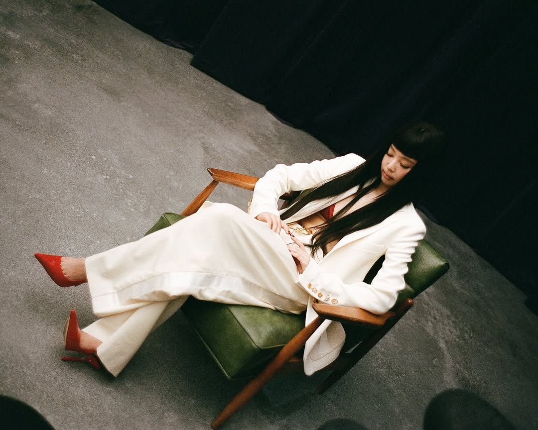 BLACKPINKジェニー「深紅のブラに白いスーツ」 新曲『ExtraL』MVオフショット公開