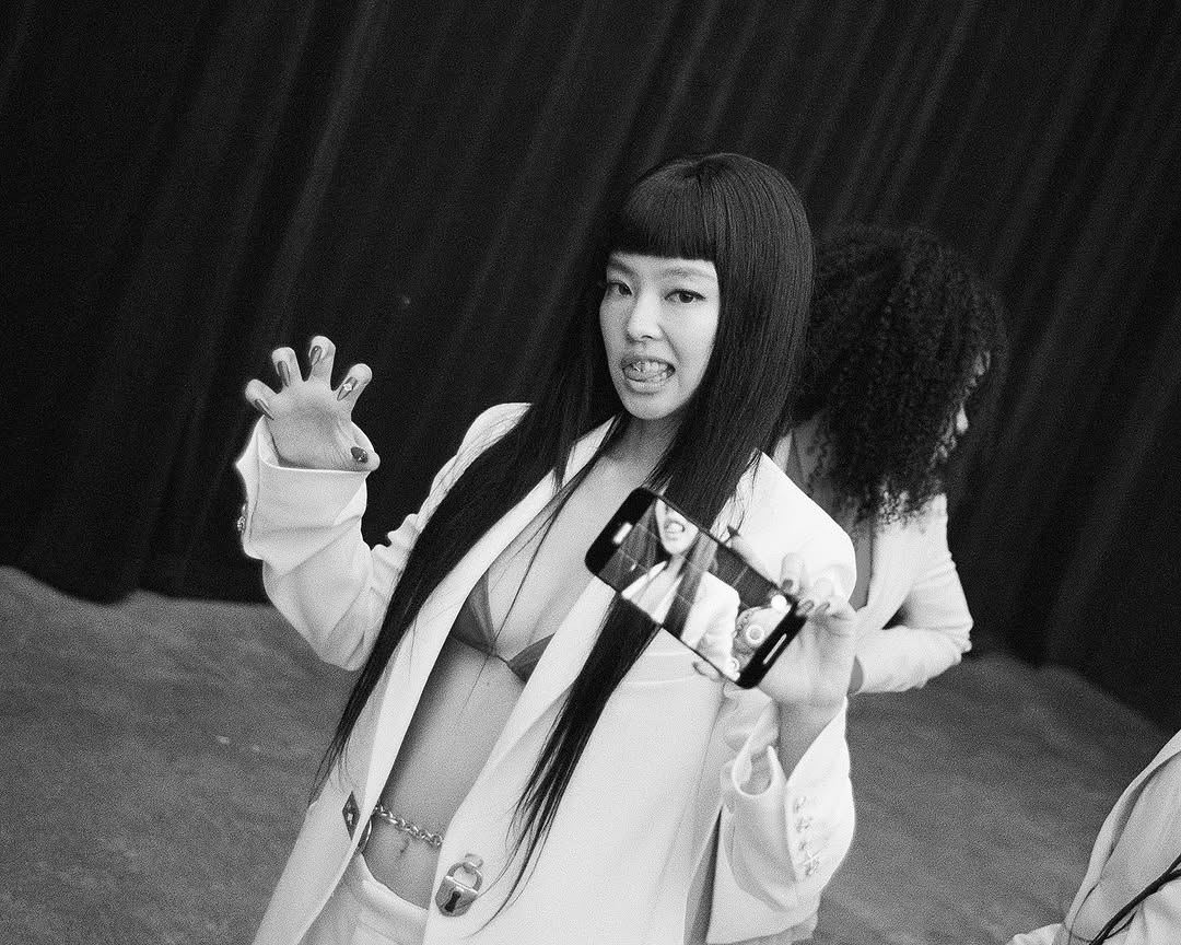 BLACKPINKジェニー「深紅のブラに白いスーツ」 新曲『ExtraL』MVオフショット公開