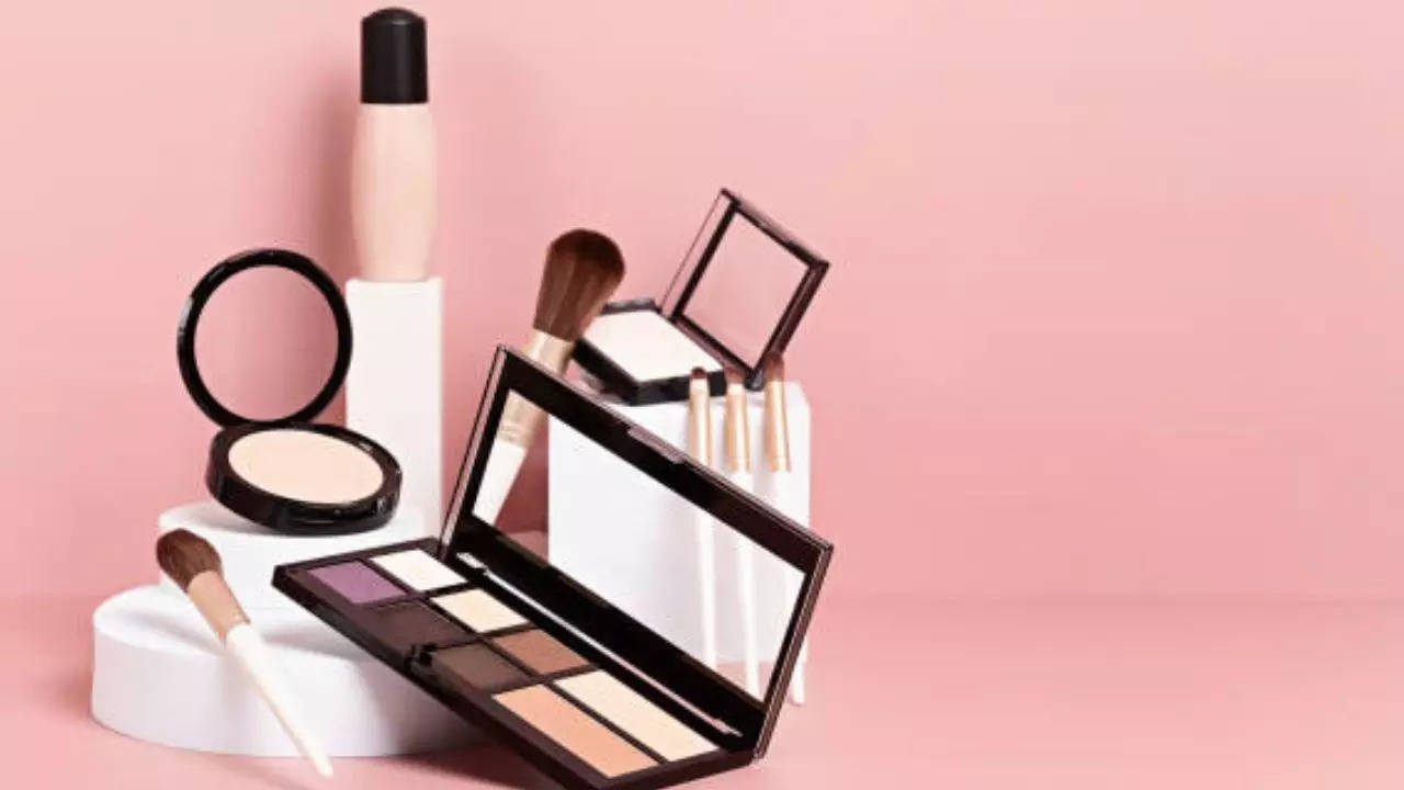 'Makeup For Men Is Important': Japan’s Police Academy Teaches Makeup To ...