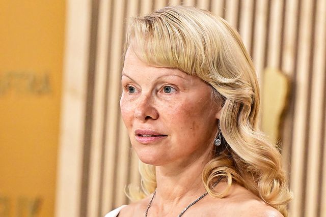 Pamela Anderson Goes Peak No-Makeup and Tries Out a New Hairstyle at ...