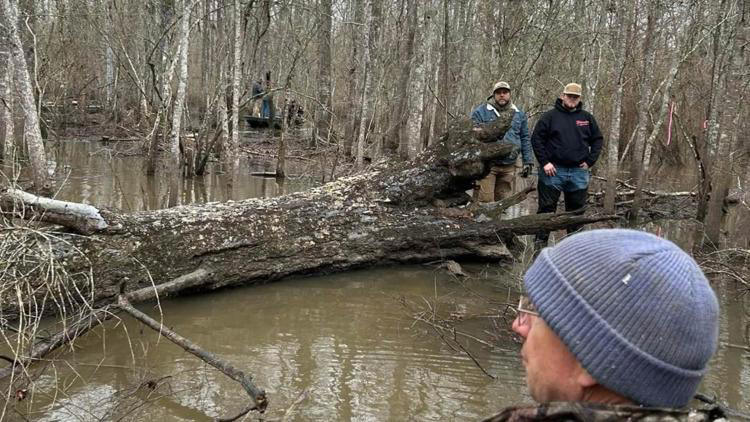 Search for missing 60-year-old man after his boat overturns near Neches ... Search for missing 60-year-old man after his boat overturns near Neches ...