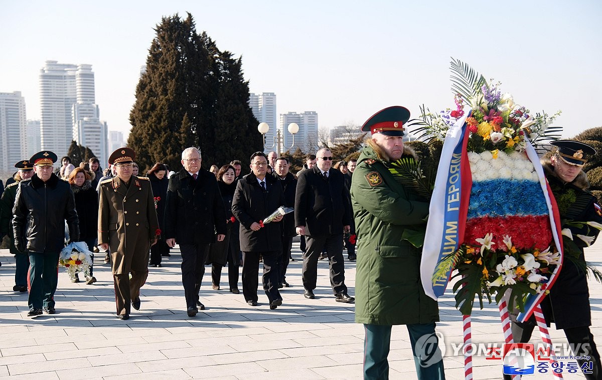 Russian diplomats honor ex-Soviet war dead